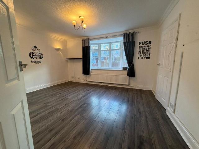 3 bed semi detached house to rent in Watford, WD19