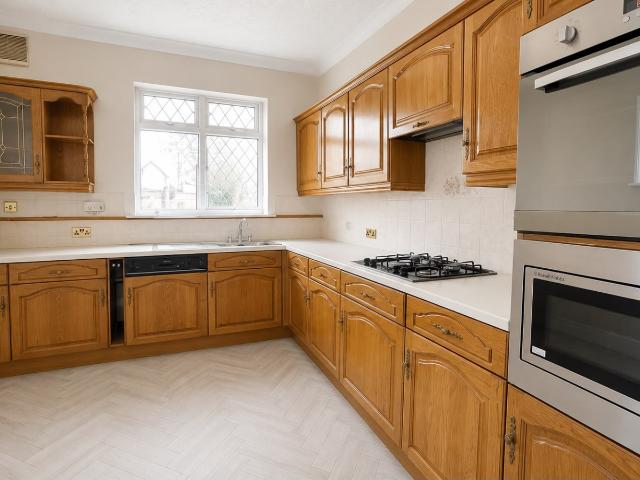 3 bed semi detached house to rent Upper Brentwood Road, Gidea Park RM2
