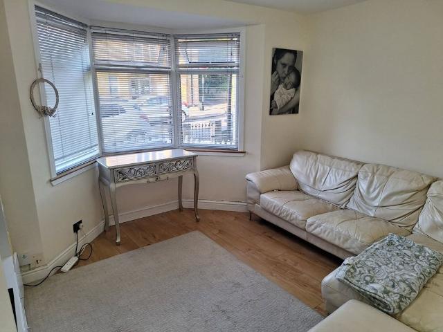 3 Bed Semi Detached House, Wyche Grove, CR2