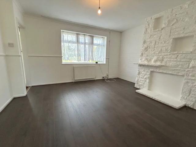 3 Bed Semi Detached House, Weir Hall Road, N18