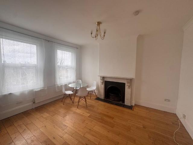 3 Bed Semi Detached House, Wellington Gardens, SE7