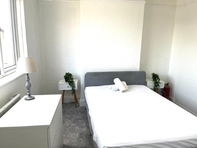 3 bed shared Ctrl Kingston Apt Female Students etc