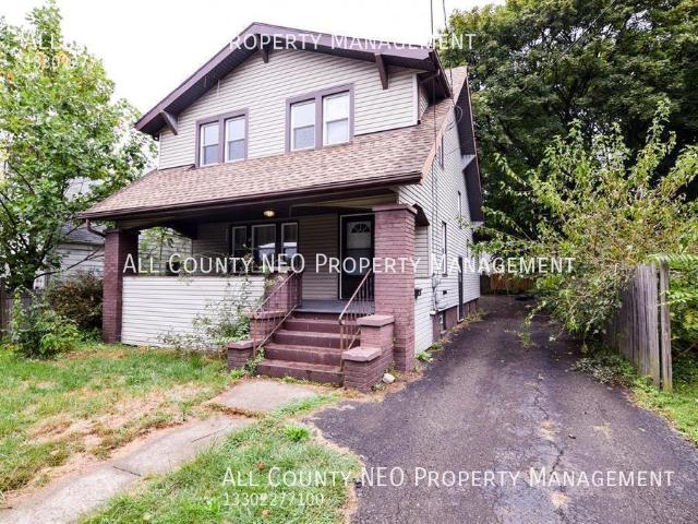 3 bedroom, 1.5 bath home with tons of living space!