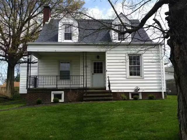 3 BEDROOM 1 BATH HOUSE WITH GARAGE & YARD 183 S Marietta St