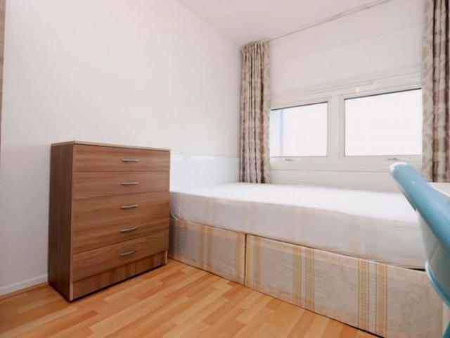 3 Bedroom 1 Bathroom double bedroom
