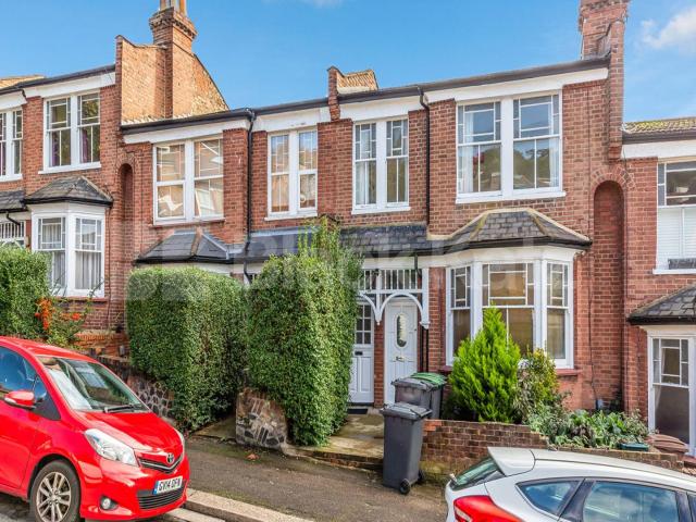 3 bedroom 1 bathroom property located in a prime area of Muswell Hill