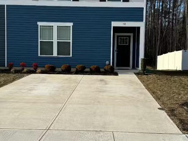 3 Bedroom 2.5 Bathroom w/ Lawncare Included 321 Currant Cir