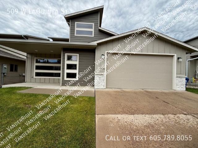 3 Bedroom 2.5 Bathroom With Lawn & Snow Included!
