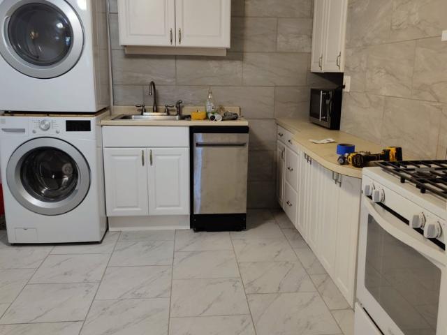 3 Bedroom 2 Bath Duplex w/ W/D/D Yard