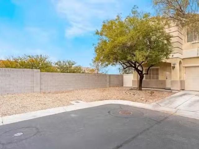 3 bedroom 2 bath house rent ready for you! 11123 African Suns.