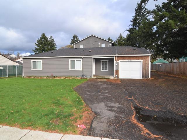 3 bedroom 2 bath House with fenced yard!