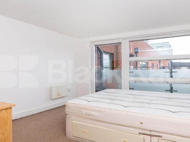 3 Bedroom, 2 bath, 1 reception Flat