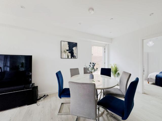 3 Bedroom 2 Bathroom 213 Tyburn Garderns