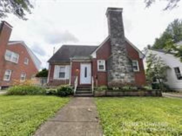 3 bedroom, 2 bathroom brick cottage in Lexington!