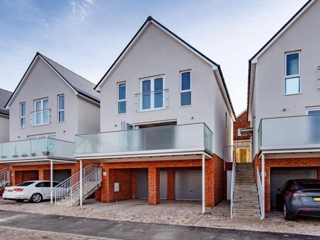 3 Bedroom 2 Bathroom Detached House, Bramling Crescent, Tunbridge Wells TN2, 3 bed detached house to rent, £2,700 pcm | PrimeLocation