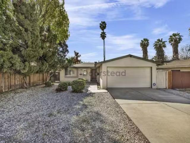 3 Bedroom 2 Bathroom House In Los Angeles With Great Amenities.