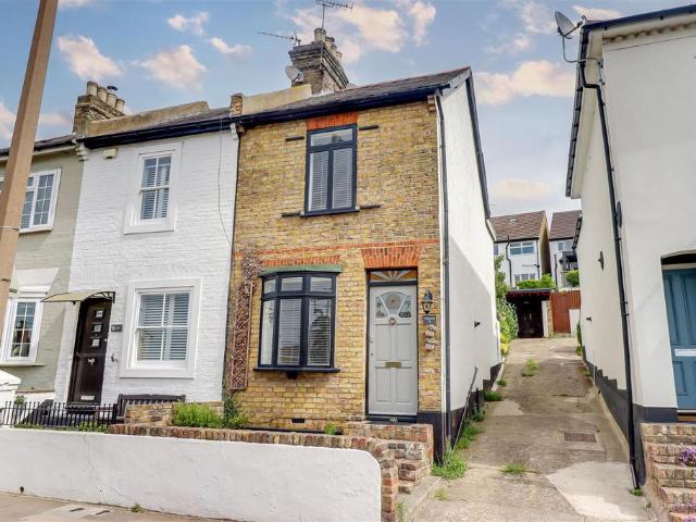 3 bedroom cottage for sale