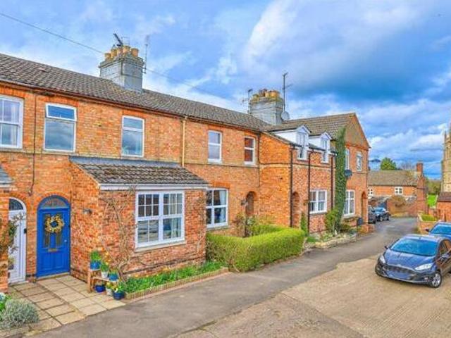 3 Bedroom Cottage For Sale In Islip