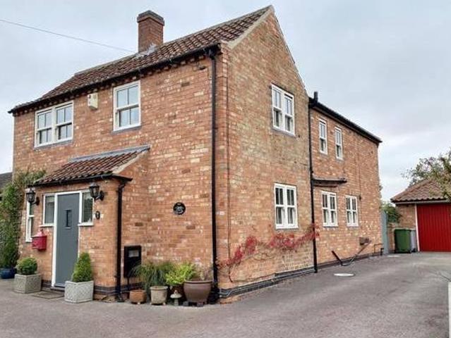 3 bedroom cottage for sale in Pinfold Lane Balderton Newark NG24