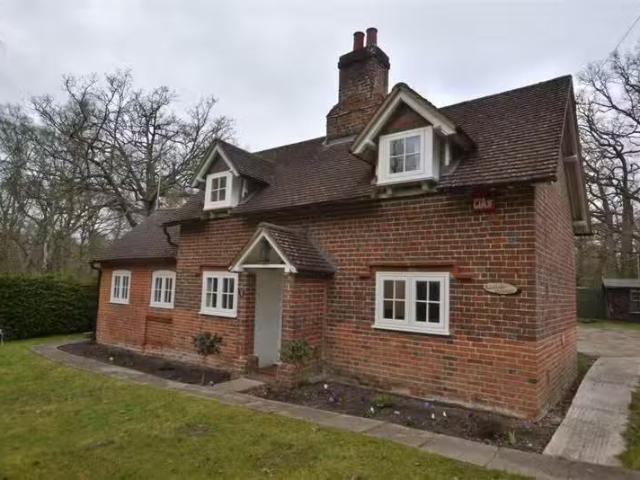 3 bedroom cottage for rent in Hitches Lane, Fleet, GU51