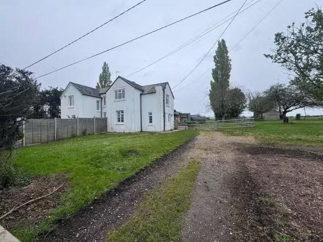 3 bedroom cottage for rent in Parley Green Lane, Christchurch.