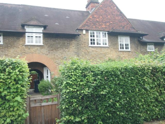 3 bedroom cottage in Hampstead Garden Suburb