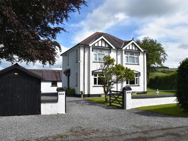 3 bedroom country house for sale