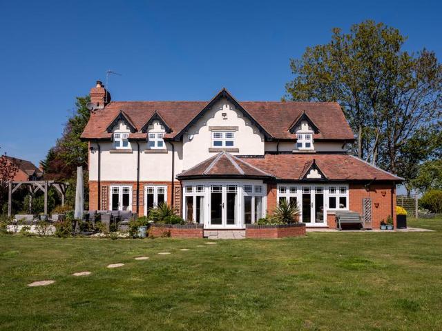 3 bedroom country house for sale