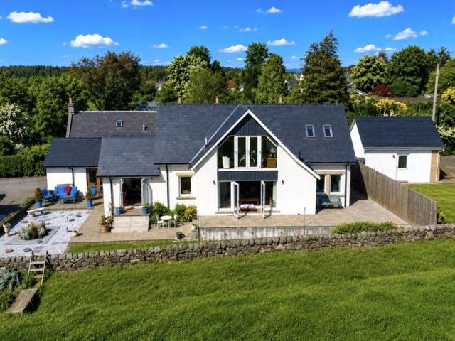 3 bedroom country house for sale