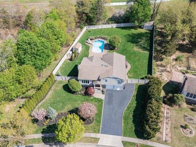 3 bedroom, Commack NY 11725 103624895