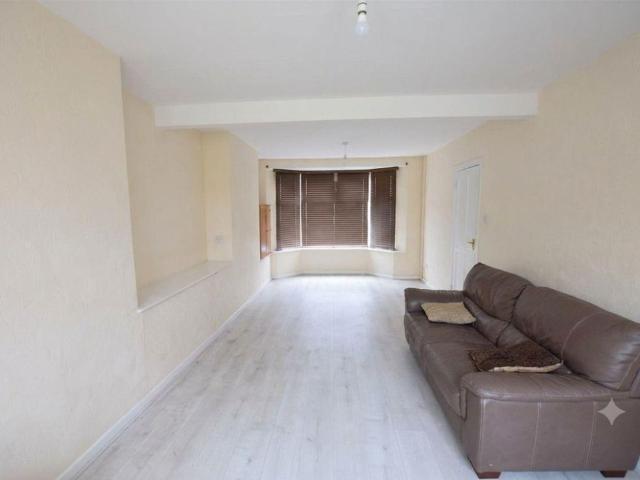 3 bedroom commercial to rent