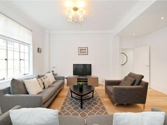 3 bedroom conversion flat with 1 reception and 2 bathrooms in George Street, W1H