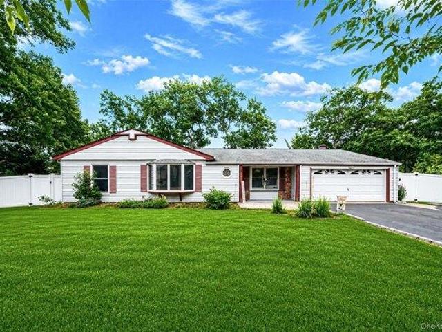 3 bedroom, Coram NY 11727 103625443