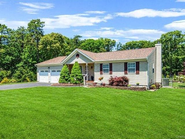 3 bedroom, Coram NY 11727 103625757