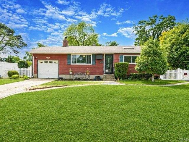 3 bedroom, Central Islip NY 11722 104902558