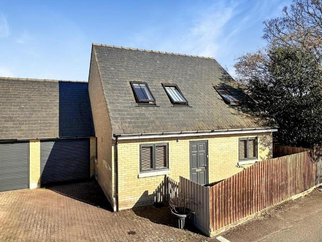 3 bedroom link detached house for sale