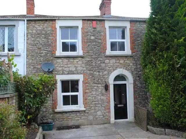 3 bedroom character property for rent in a Freshly Decorated C.