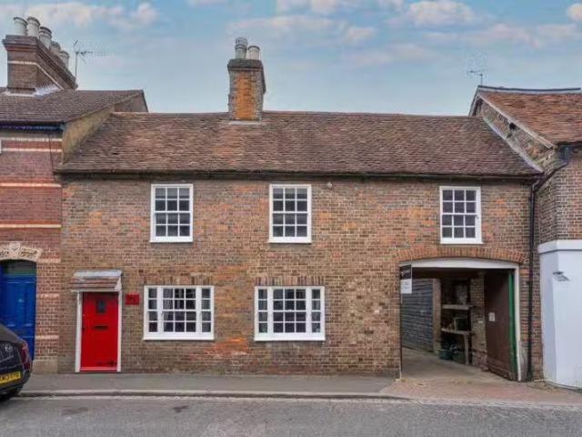 3 bedroom character property for sale in High Street, Markyate.