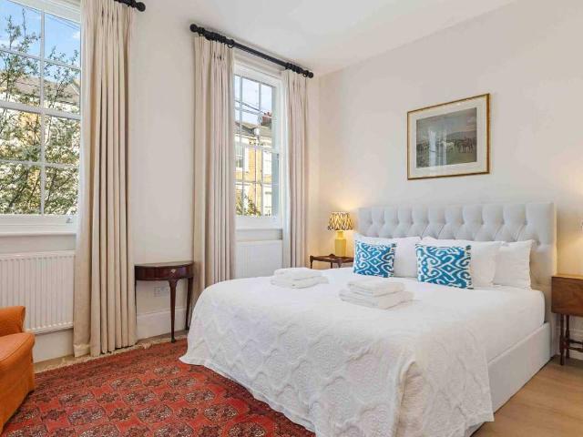 3 bedroom Chelsea townhouse with patio