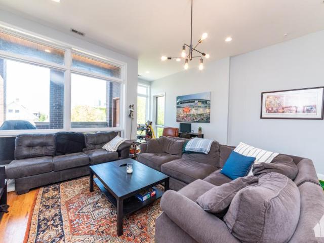 3 bedroom, Chicago IL 60613 78802604