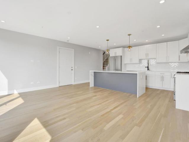 3 bedroom, Chicago IL 60625 67668268