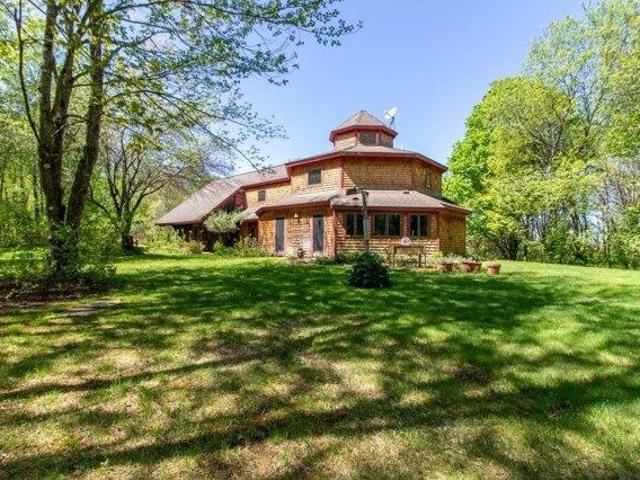 3 bedroom, Craftsbury VT 05826 104409250