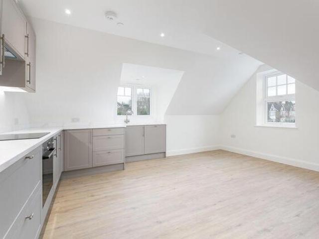 3 Bedroom Apartment Croydon Great London LS99895535