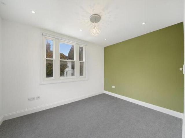 3 Bedroom Apartment Ealing Greater London 99130057