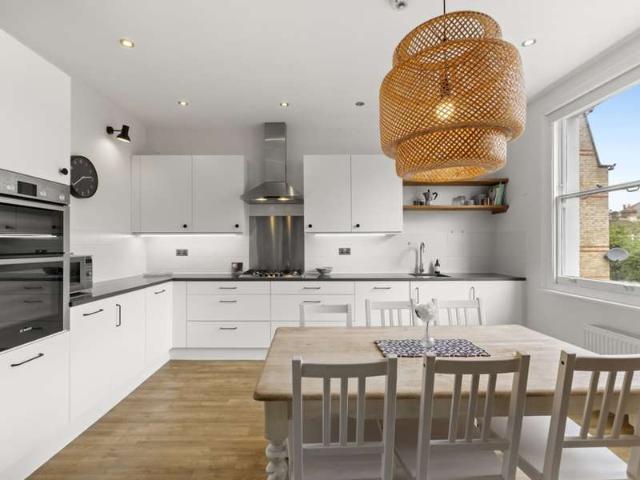 4 Bedroom End Of Terrace House