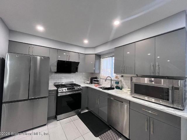 3 Bedroom Apartment for Rent at 17 Courtney Loop, New York, NY 10305 Rosebank