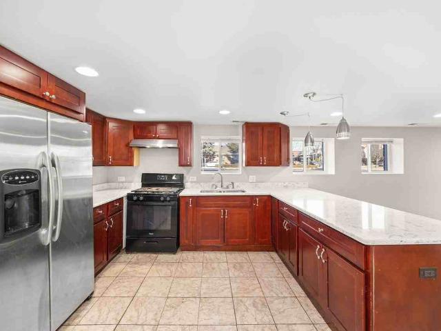 3 Bedroom Apartment for Rent at 1900 Highland Ave, Berwyn, IL 60402