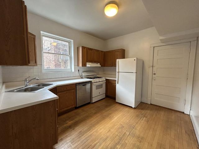 3 Bedroom Apartment for Rent at 1216 W Addison St #2F, Chicago, IL 60613 Lakeview