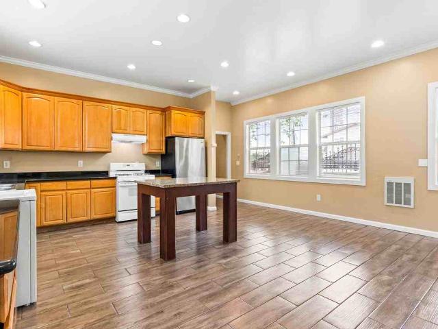 3 Bedroom Apartment for Rent at 2036 2036 2038 Linden St, Oakland, CA 94607 Oak Center
