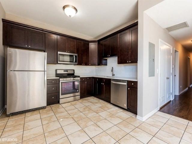 3 Bedroom Apartment for Rent at 5439 N Broadway St, Chicago, IL 60640 Edgewater